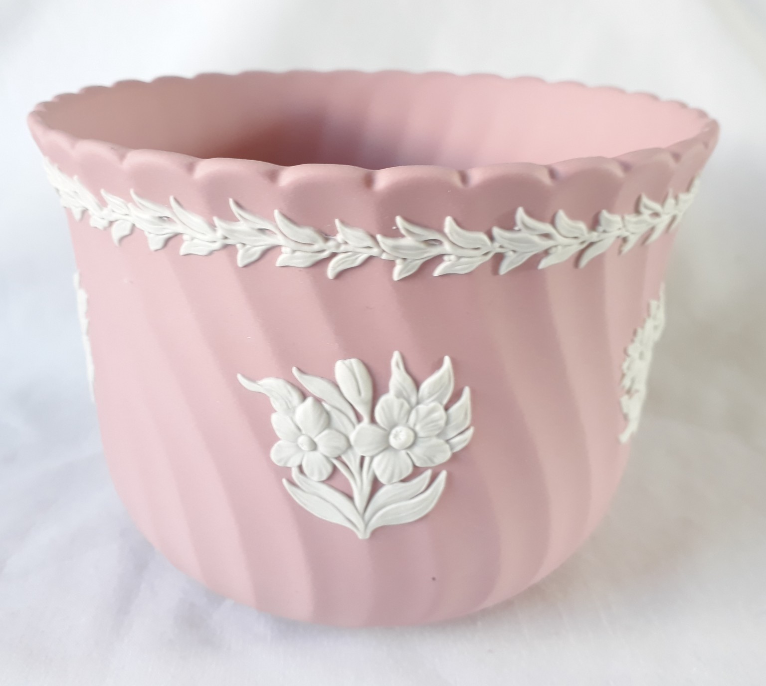 Nivag Collectables: Wedgwood - Pink Jasperware: Floral Planter