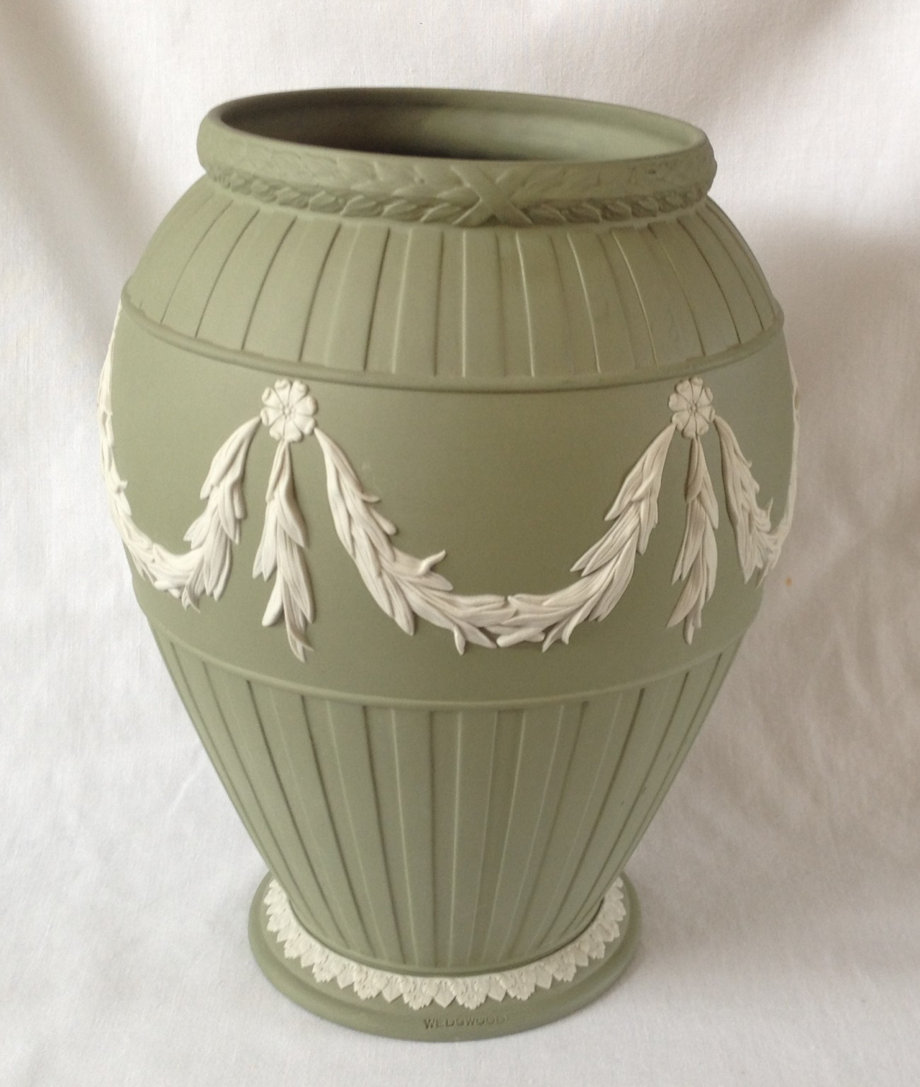 Nivag Collectables: Wedgwood - Green Jasperware: Garland Vase