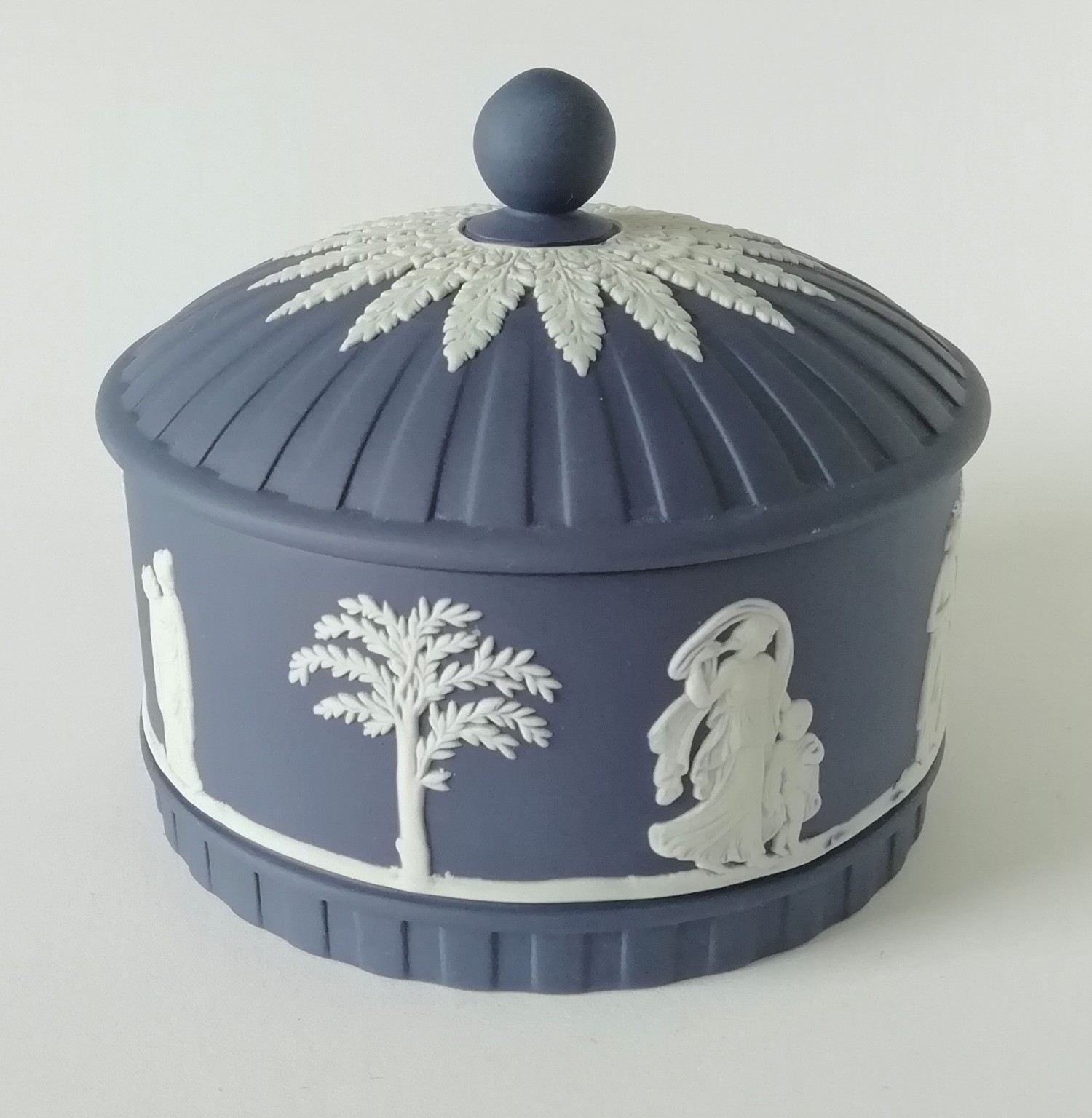 Nivag Collectables: Wedgwood - Portland Blue Jasperware: Trinket Box